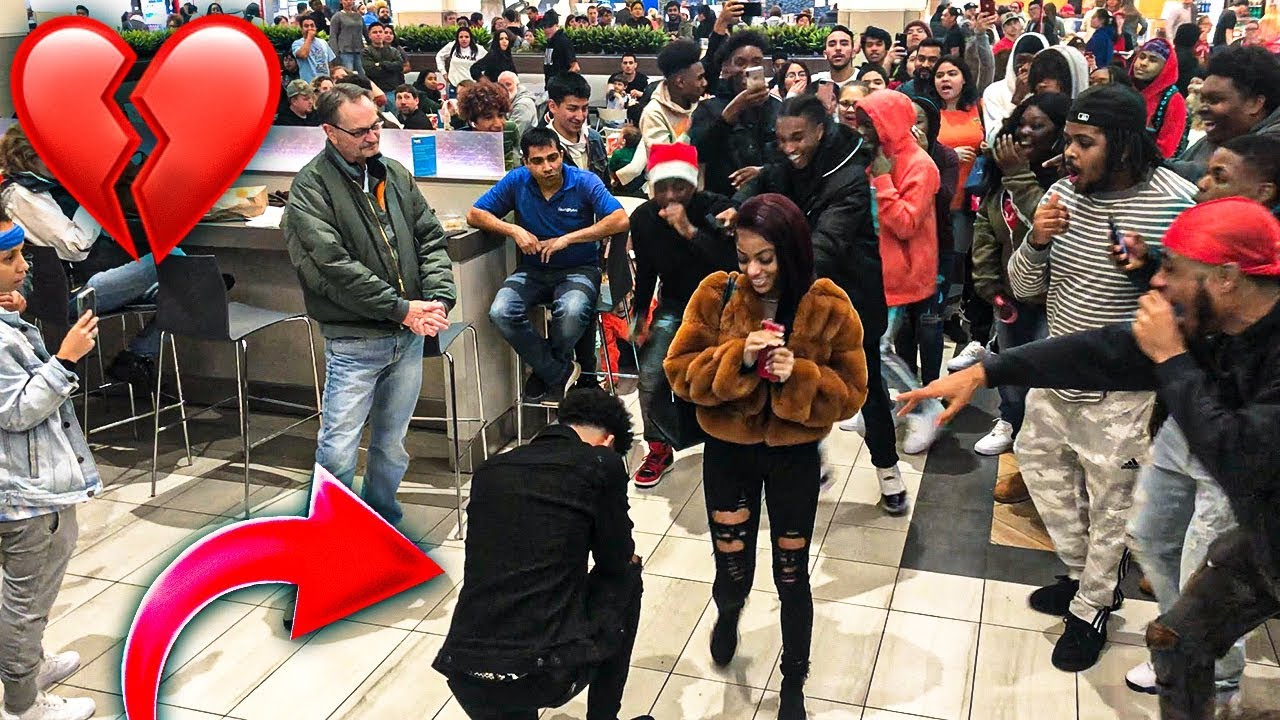 Musore, hita ukora ibi bintu mu gihe utereye umukobwa ivi mu ruhame ...