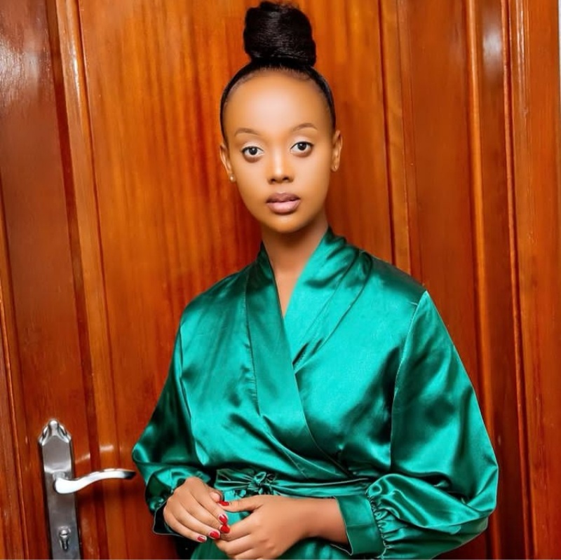 Abafana ba Knowless bazamuye amaranga mutima nyuma yo kumubona atambaye ...