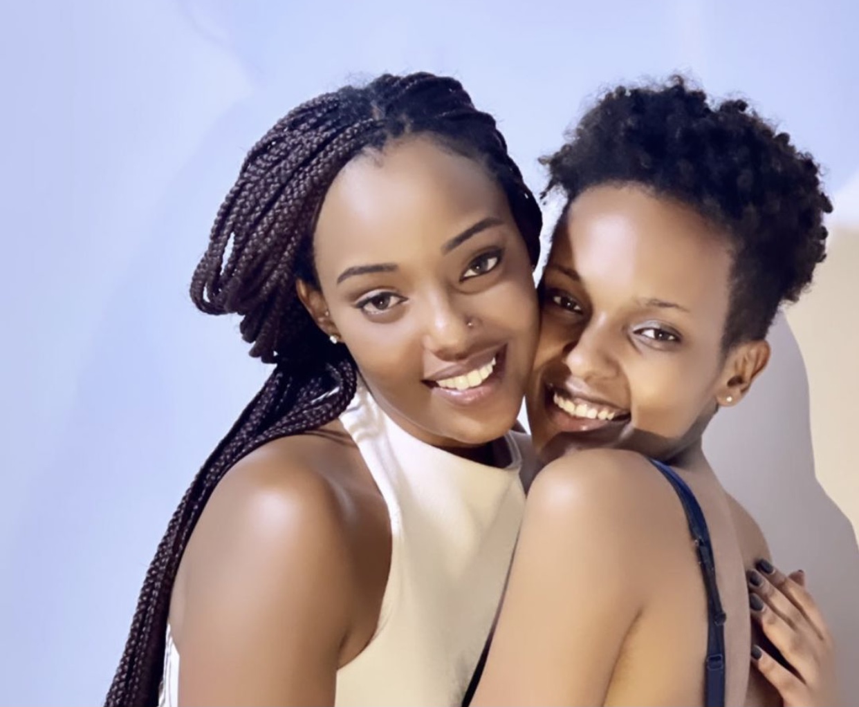 IFOTO Y’UMUNSI: Miss Uwase Vanessa Uwase ari kumwe n’undi mukobwa mwiza ...