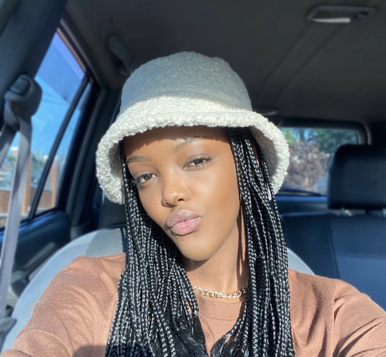 Uwakugira amazi nkajya nkoga mu gitondo! Umusore yateye imitoma ...