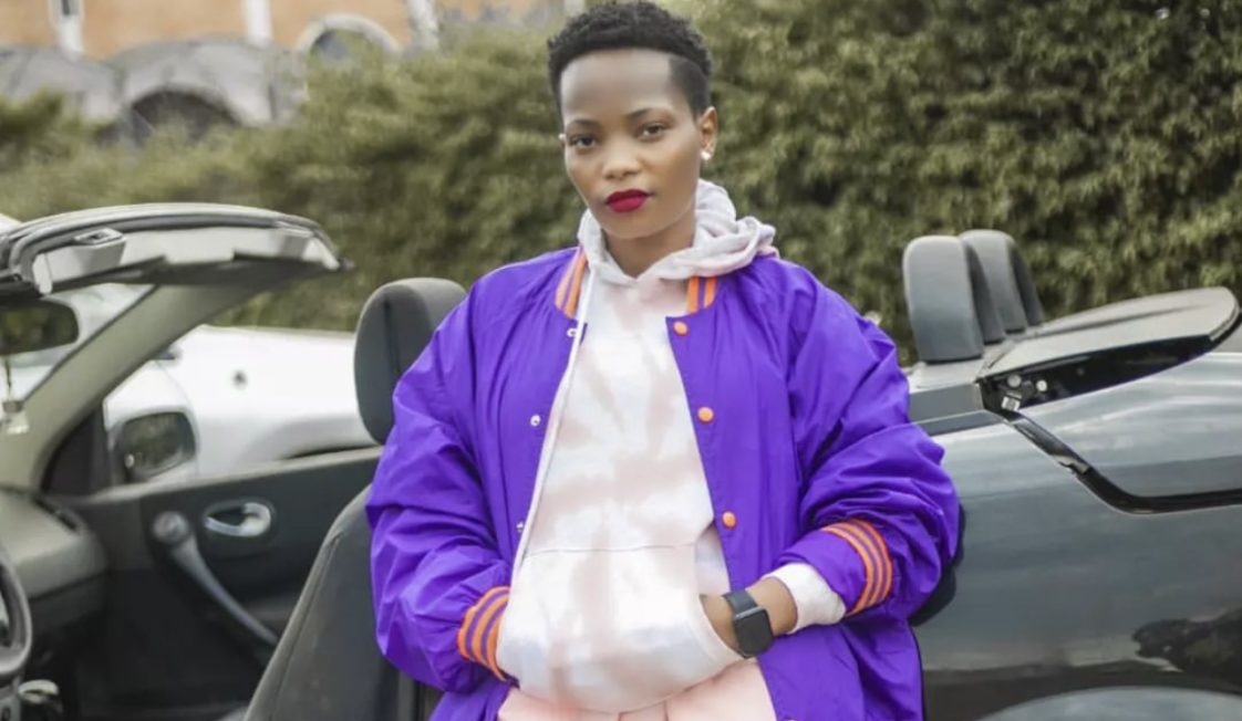 Young Grace yagaragaye arimo gusoma umusore bikekwako bari mu rukundo ...