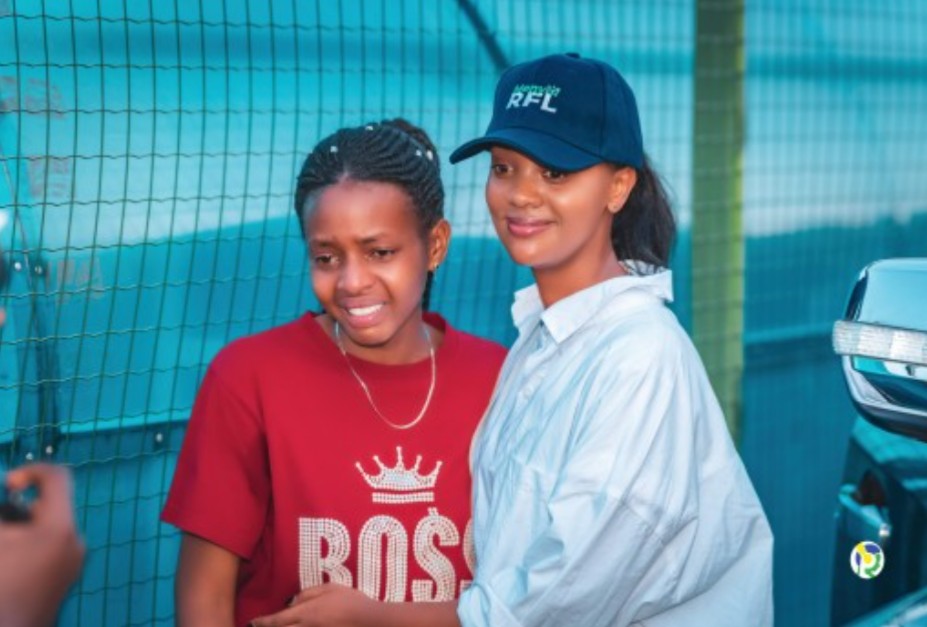 Butera Knowless yatunguwe n'umufana we wamubonye agasuka amarira kubera ...