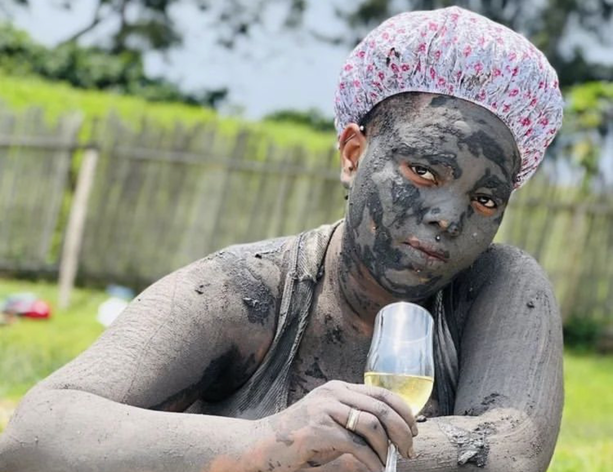 “Menya uyu atari we”-Ifoto ya Dj Brianne asa nabi ikomeje kuvugisha ...