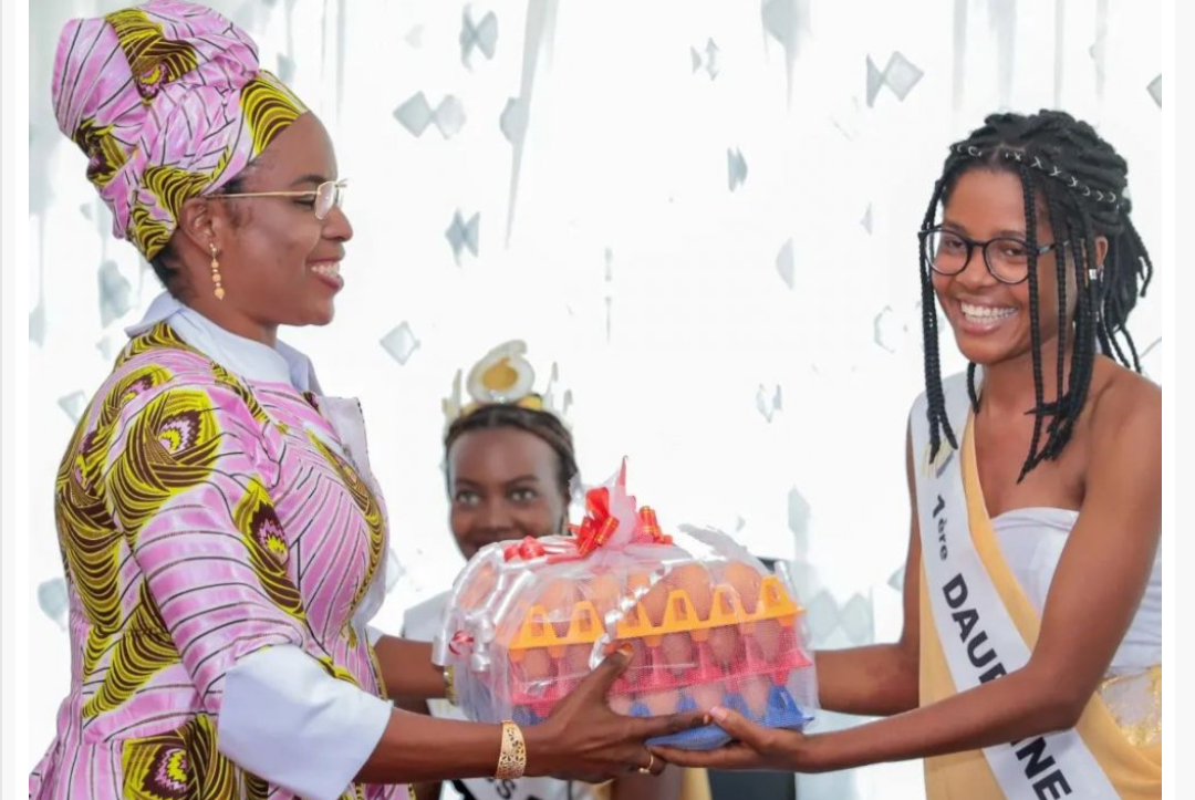 Abitabiriye Miss Burundi bageneye impano y'amagi umugore wa Perezida ...