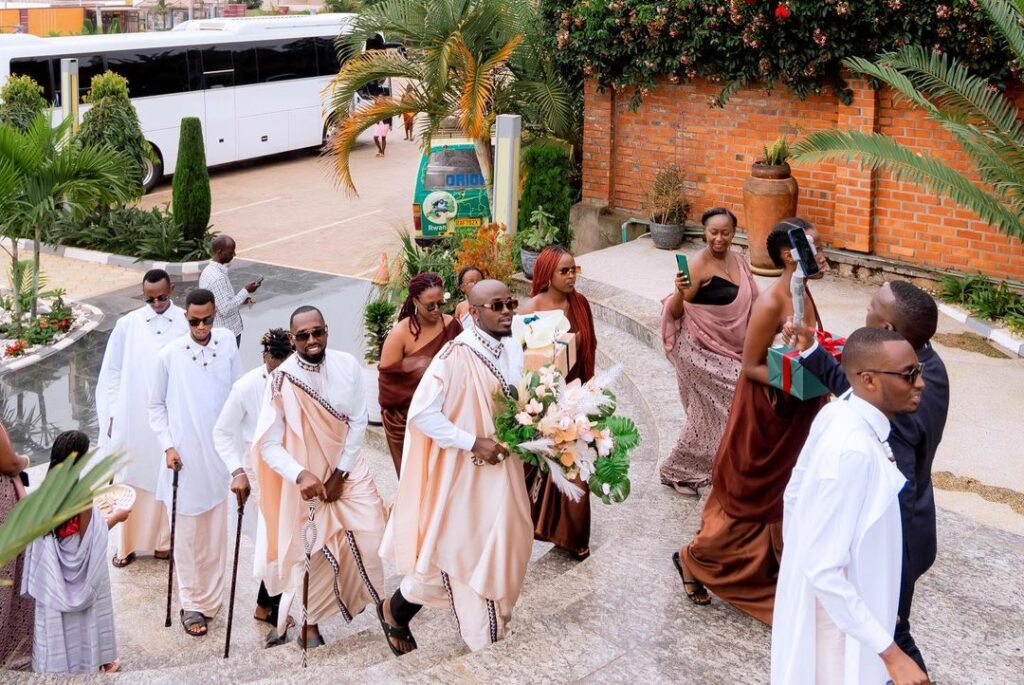 AMAFOTO; Umuhanzi Yke Benda uri mu Rwanda yambariye umuvandimwe we ...