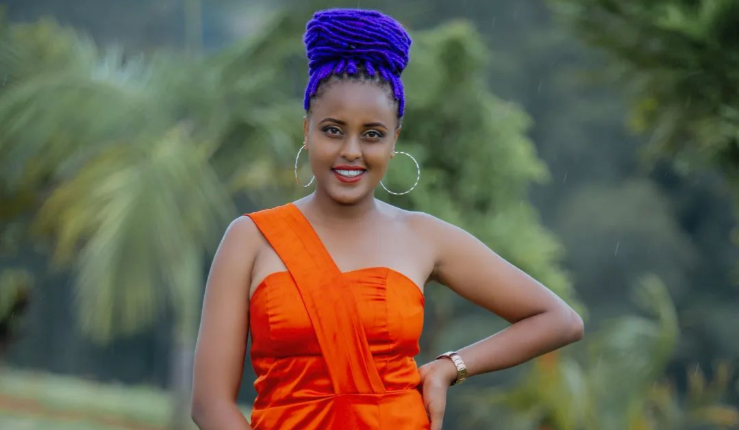 Aisha yashyize hanze ifoto yambaye umwenda ufite pasura igera hejuru ...