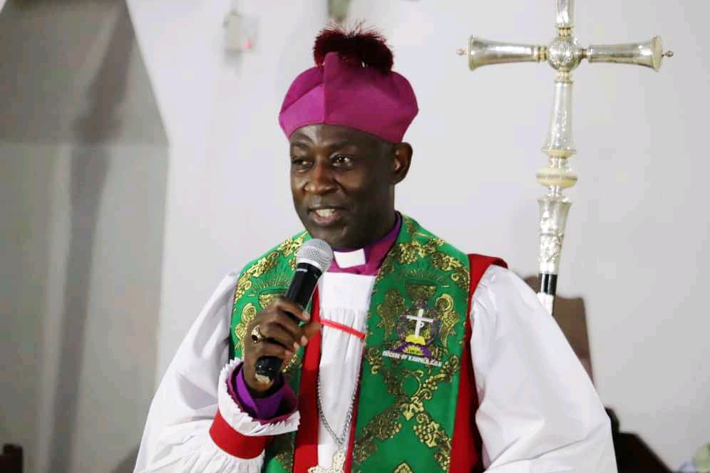 Musenyeri Yashyizeho akayabo k'amafaranga ku mukobwa ari busange ari ...