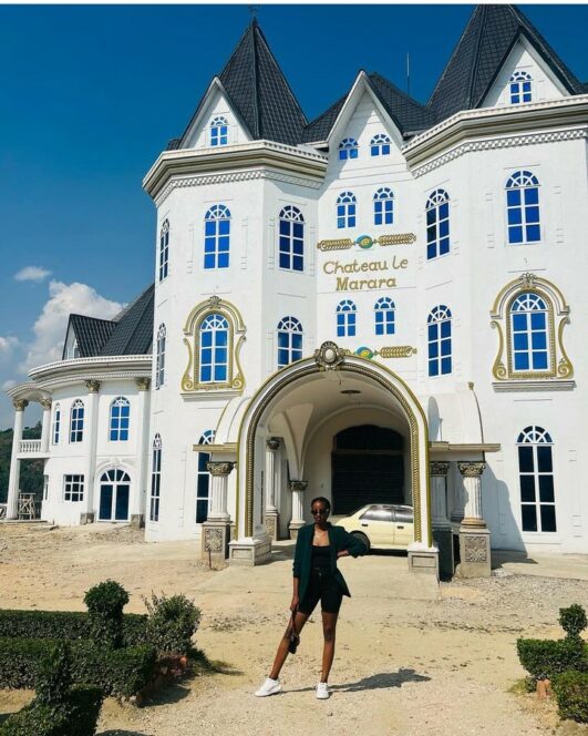 Ari kurya aye yiturije! Nyampinga Umwiza Phiona yagiriye ibihe byiza muri hoteli ya Château Le ...