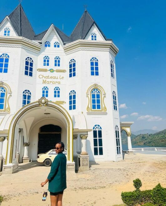 Ari kurya aye yiturije! Nyampinga Umwiza Phiona yagiriye ibihe byiza ...