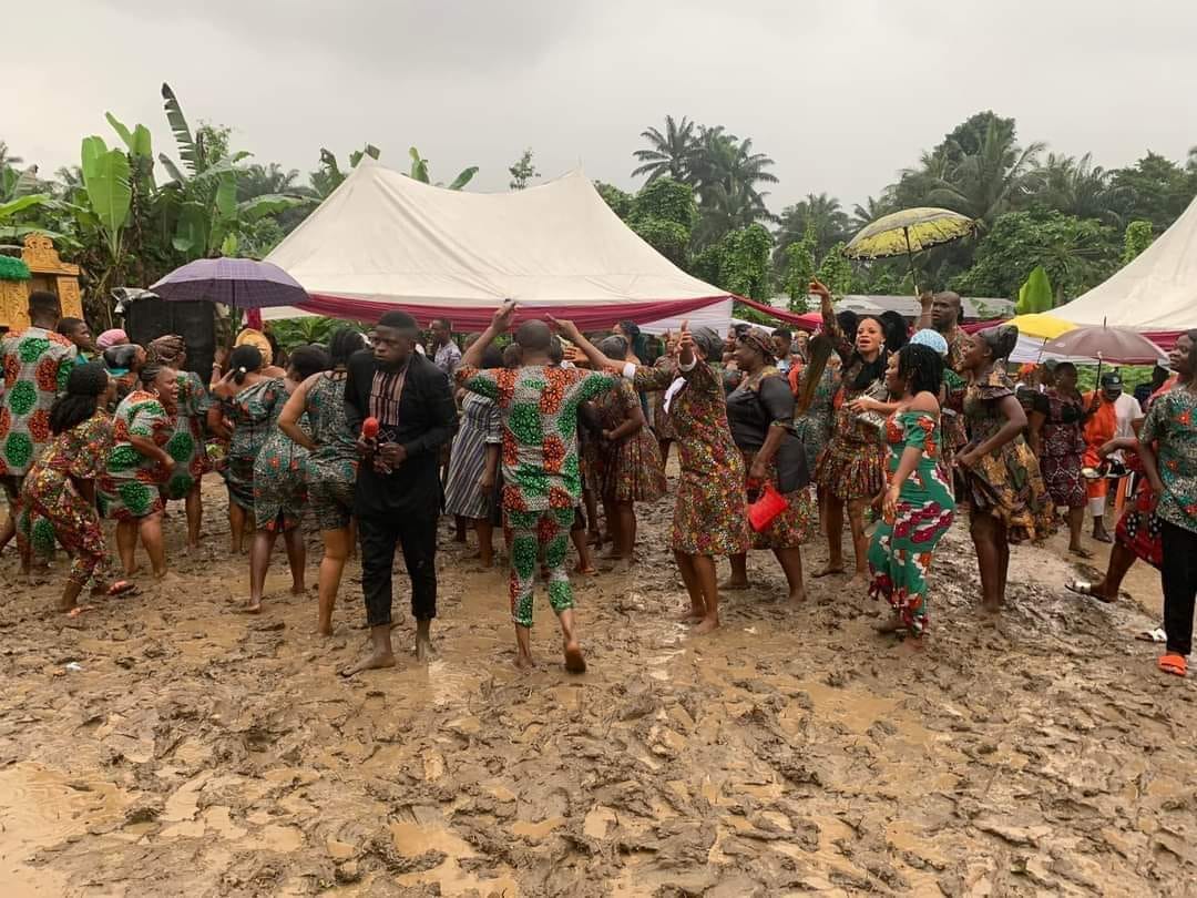 Abageni n’abatashye ubukwe bose bakuyemo inkweto bambara ibirenge ...