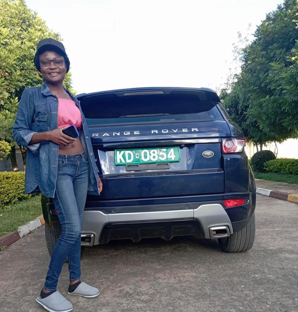 Umugabo yakubise umugore we ajya gusaba imbabazi ajyanye impano ya Rand Rover - YEGOB