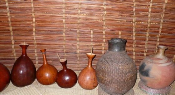 Umwami w'u Rwanda yatanze amaze kunywa urwagwa yikubita ku rutare aziko ...