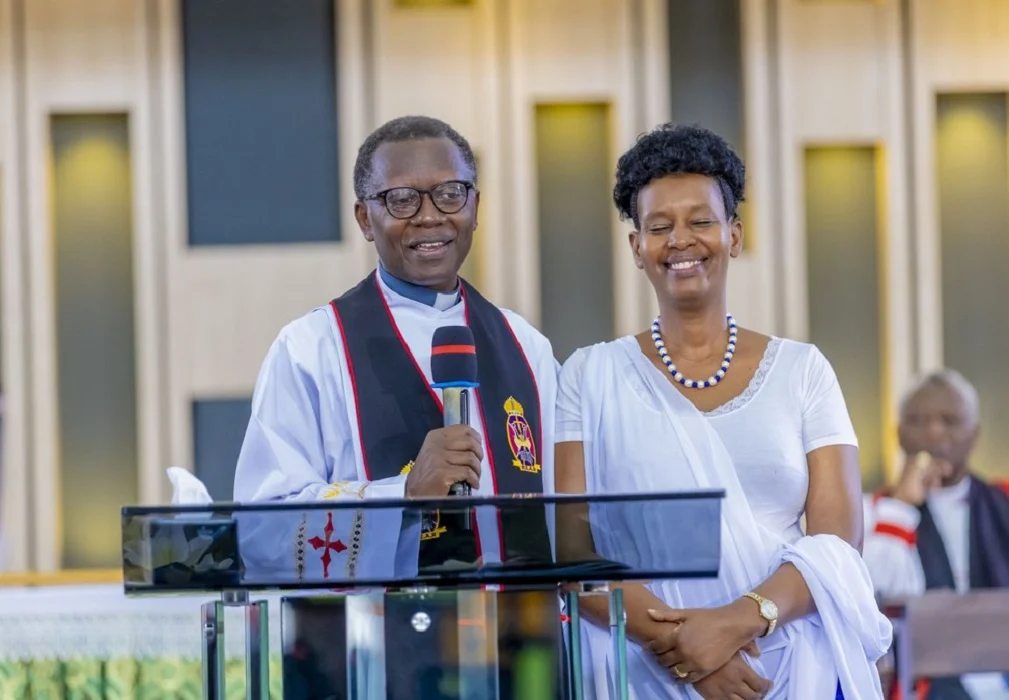 Dr Antoine Rutayisire yasezeranyije umugeni ikanzu igwa bari ku ruhimbi ...