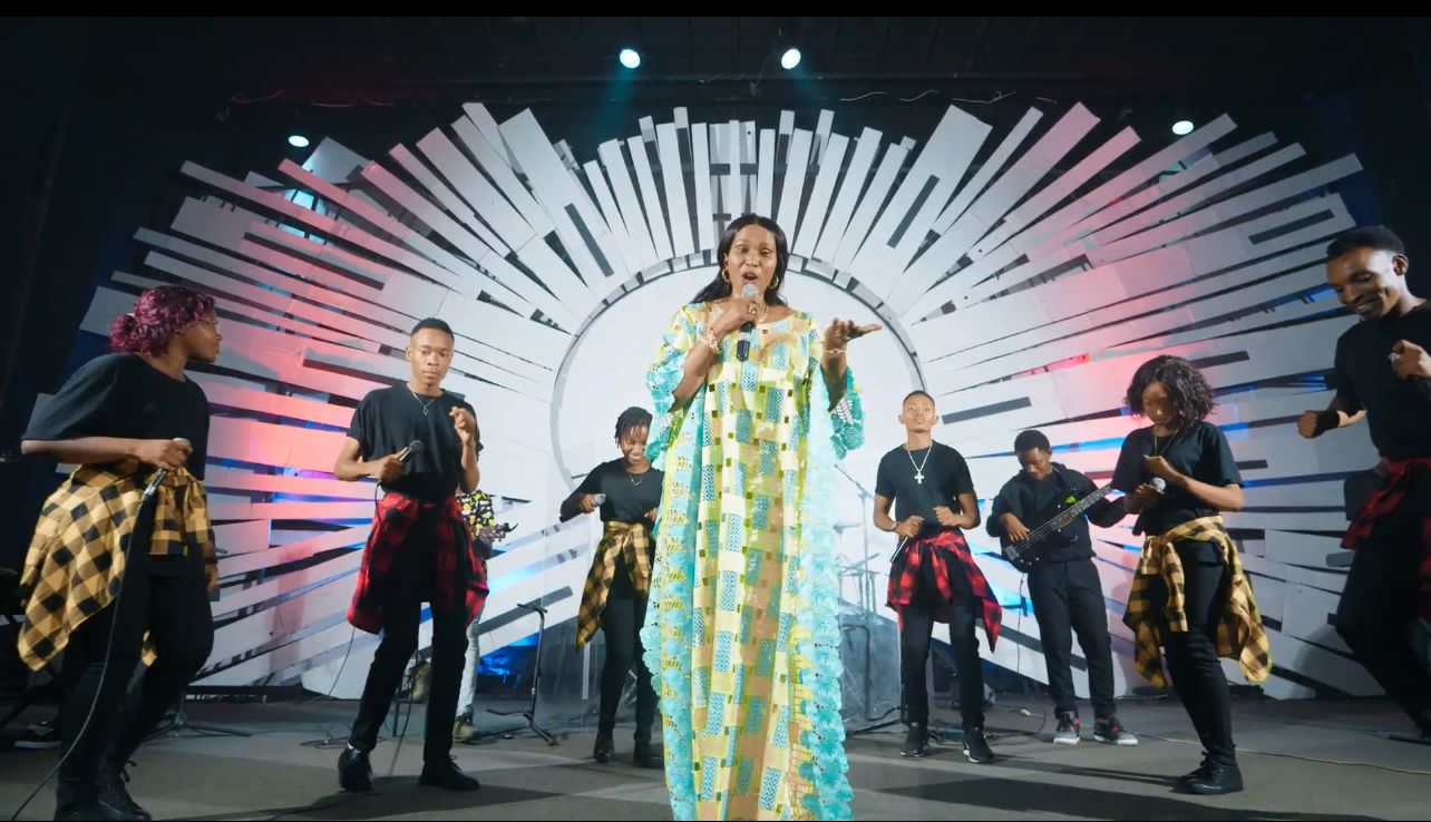 Umuhanzikazi w'umurundi usanzwe umenyerewe mundirimbo zo kuramya no ...