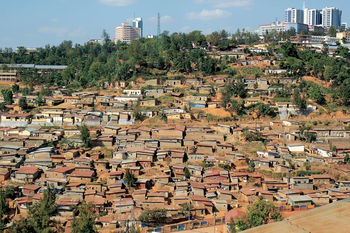 Kimisagara umubyeyi witwa Mama Jean yari ari mu nzu nyiri nzu araza ...