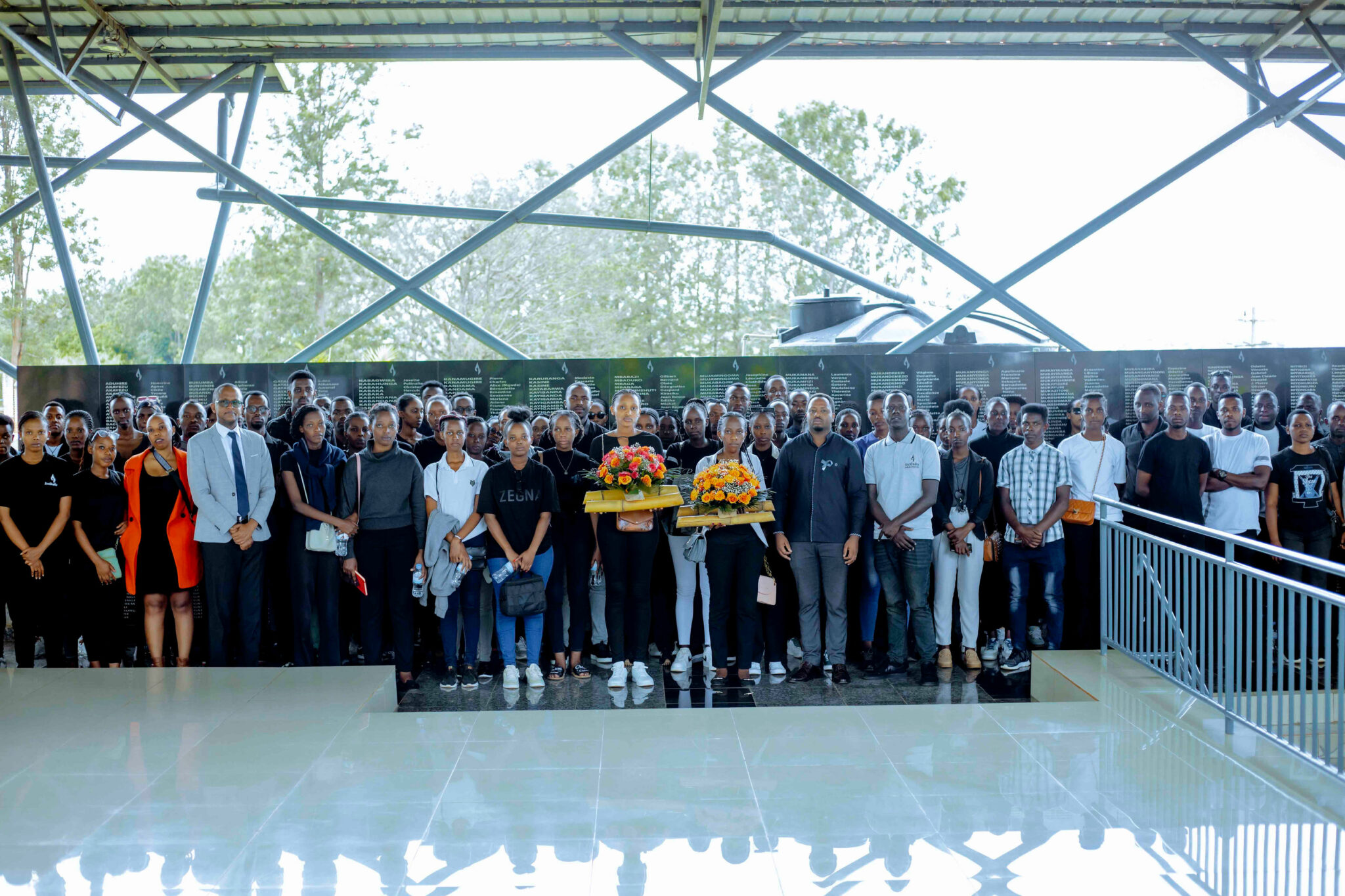 Mu mafoto urubyiruko rwa EAR Paruwasi ya Remera rwasuye Urwibutso rwa ...